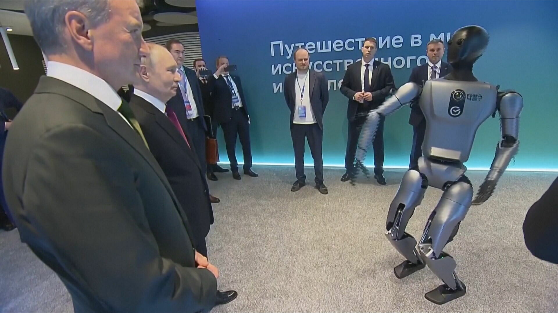 Popravni ispit: Robot koji je svojim padom nasmijao svijet dobio novu priliku pred Putinom