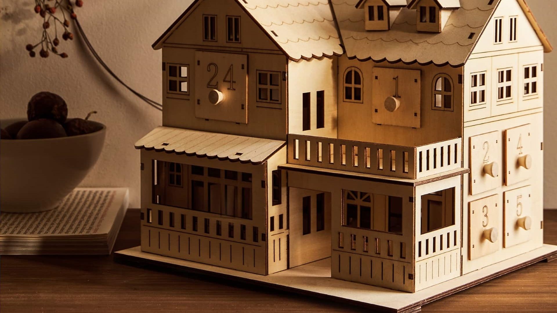 Adventski kalendar u obliku ljupke kućice u kojoj možete upaliti svijetlo
