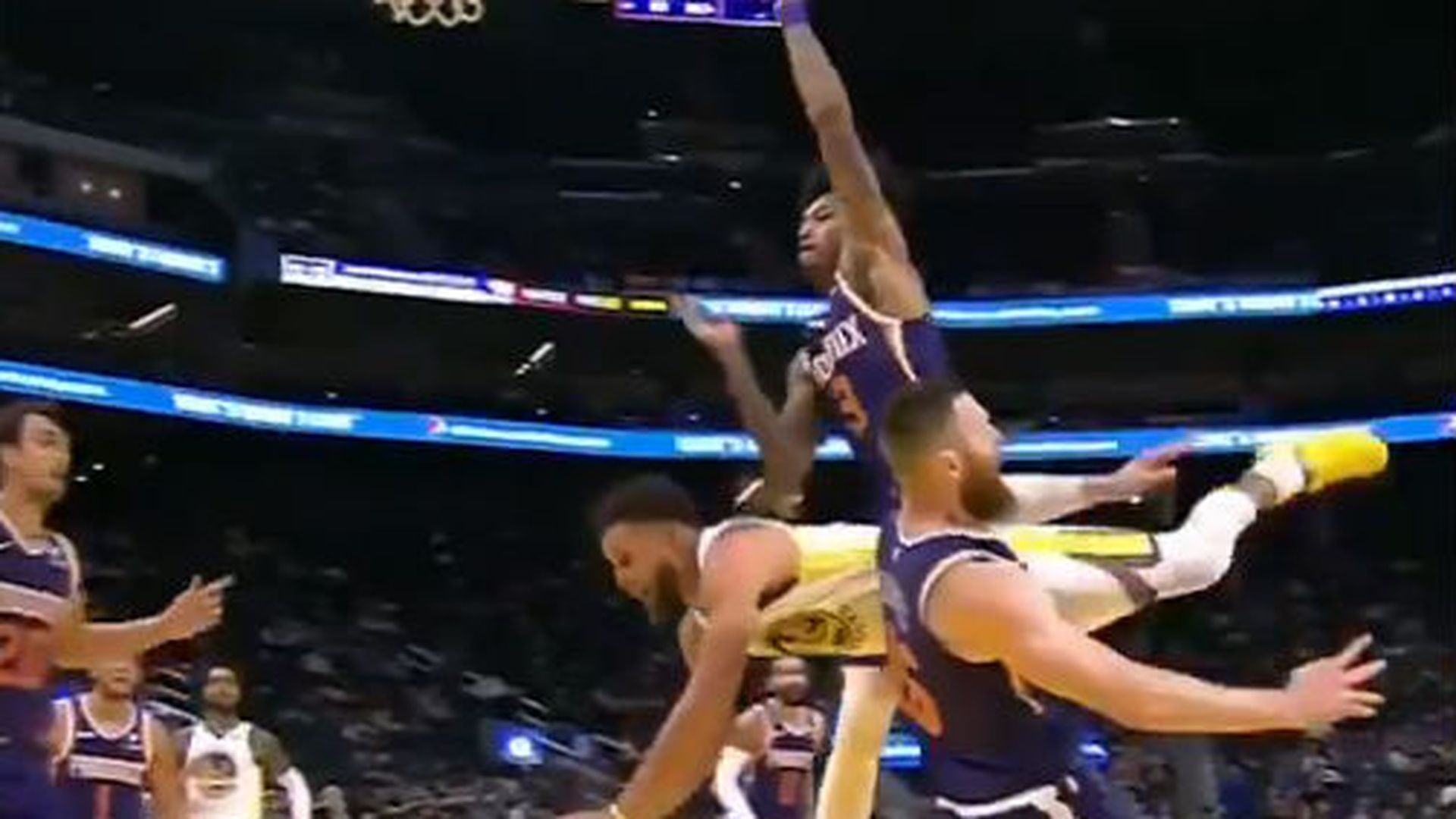 Šok i kraj sezone za Warriorse: Brutalan pad i lom ruke Stephena Curryja