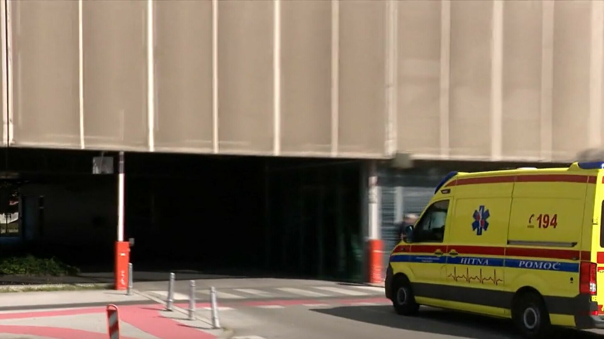 Pokušao ući u vozilo hitne pomoći pa napao vozača: Policija objavila za što ga sumnjiči