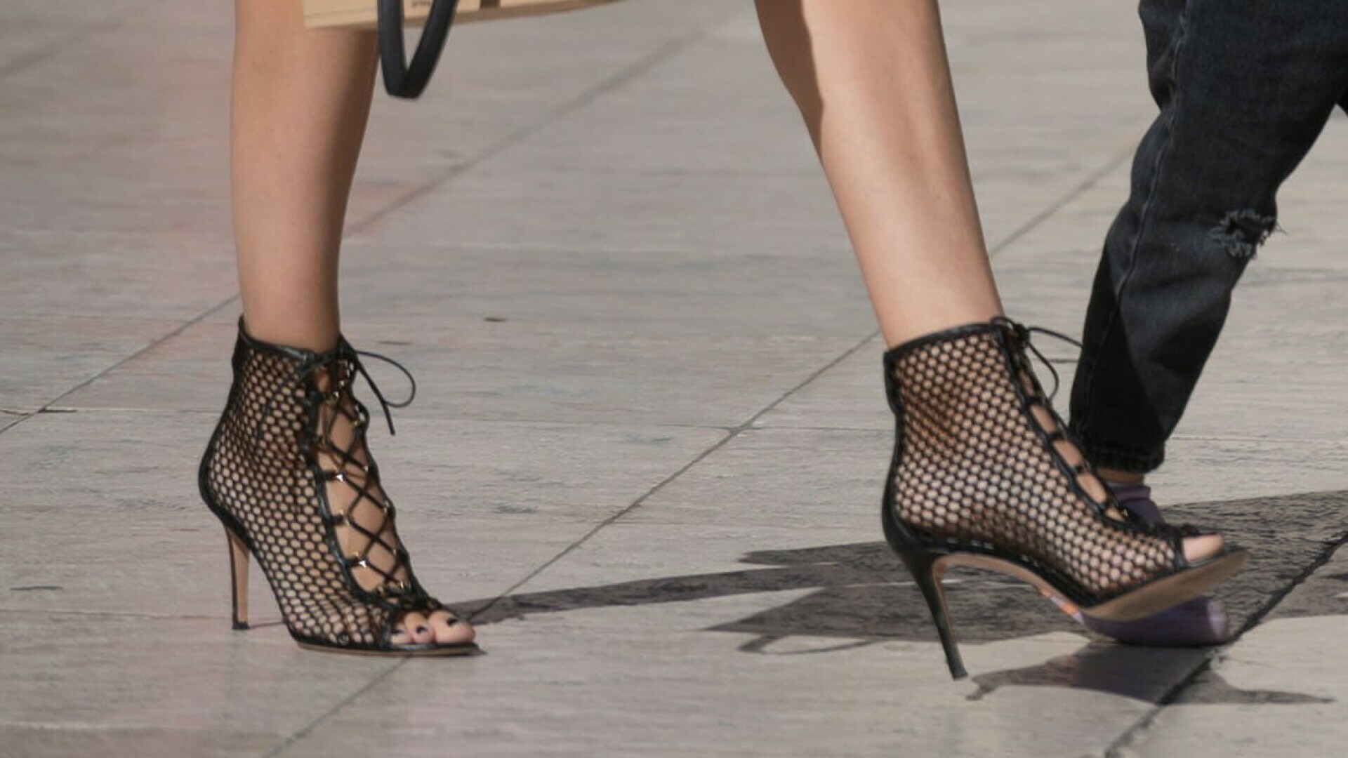 Zgodna mama iz centra Zadra u mrežastim gležnjačama koje će podići ...