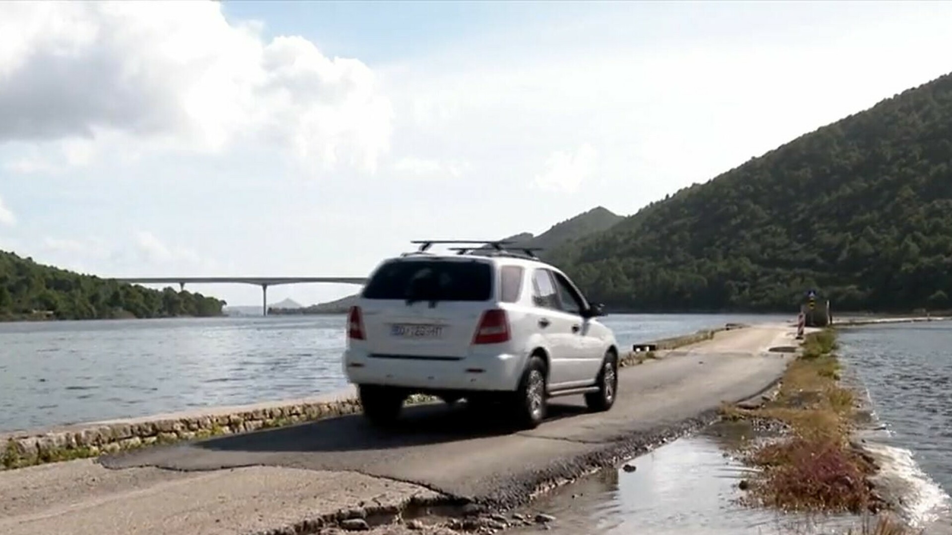 Cesta duga dva i pol kilometra ruglo je ispod nedavno otvorenog mosta ...