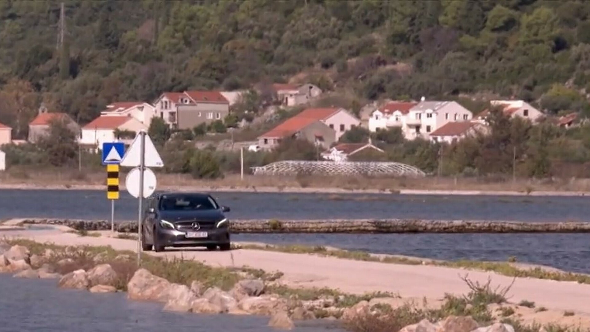 Cesta duga dva i pol kilometra ruglo je ispod nedavno otvorenog mosta ...