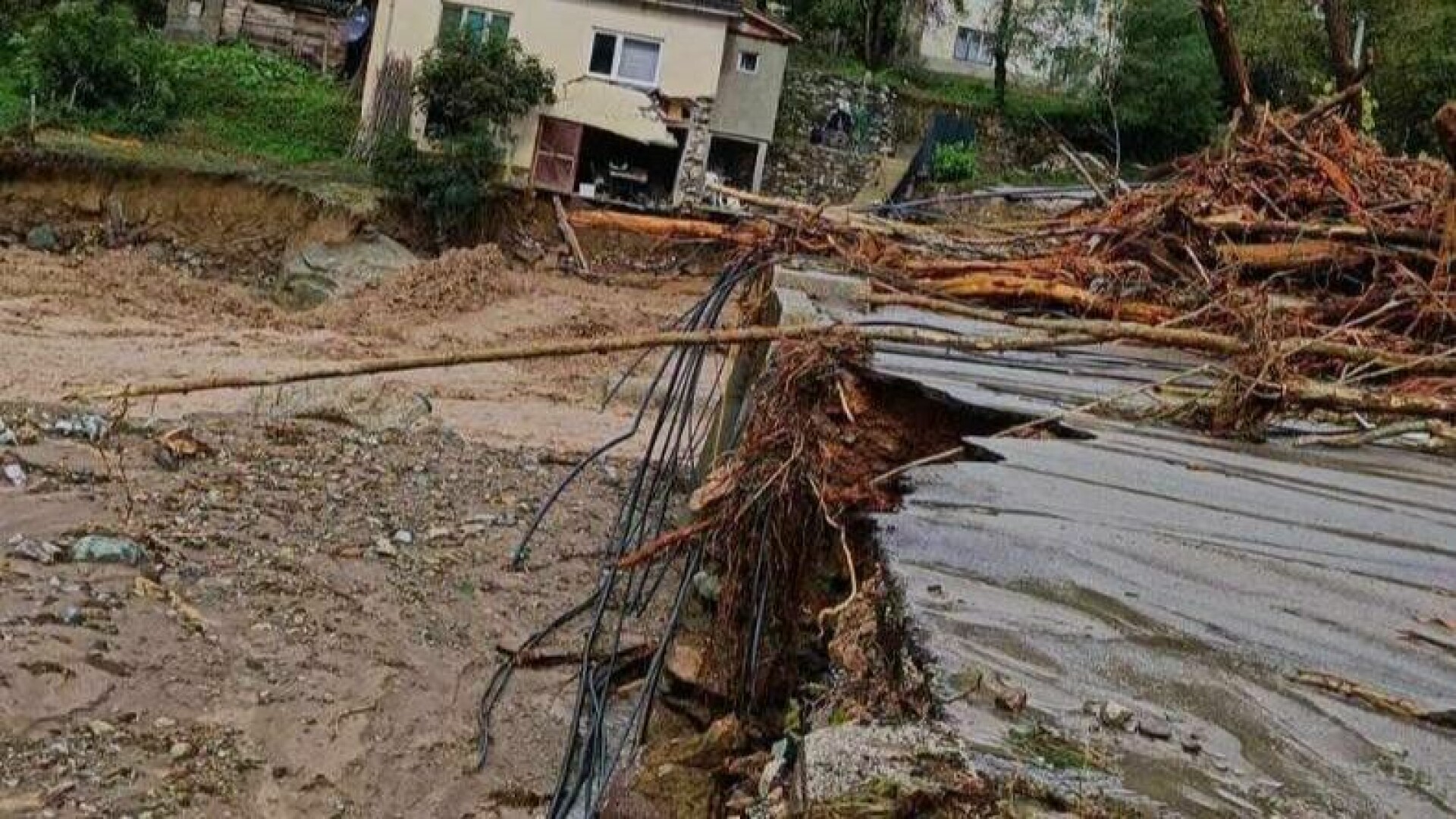 Ispovijest žene čija je obitelj zaglavljena u poplavljenoj kući: "Nema ...