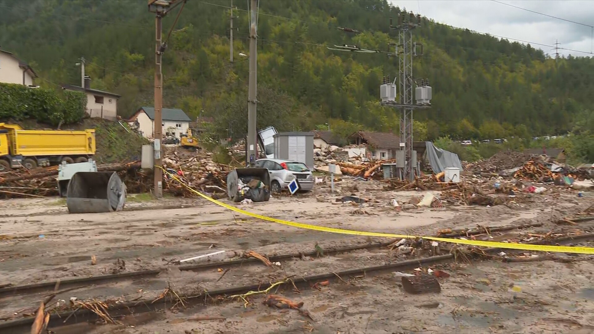 Po pruzi u Donjoj Jablanici rasute knjige, slike, osobni predmeti ...