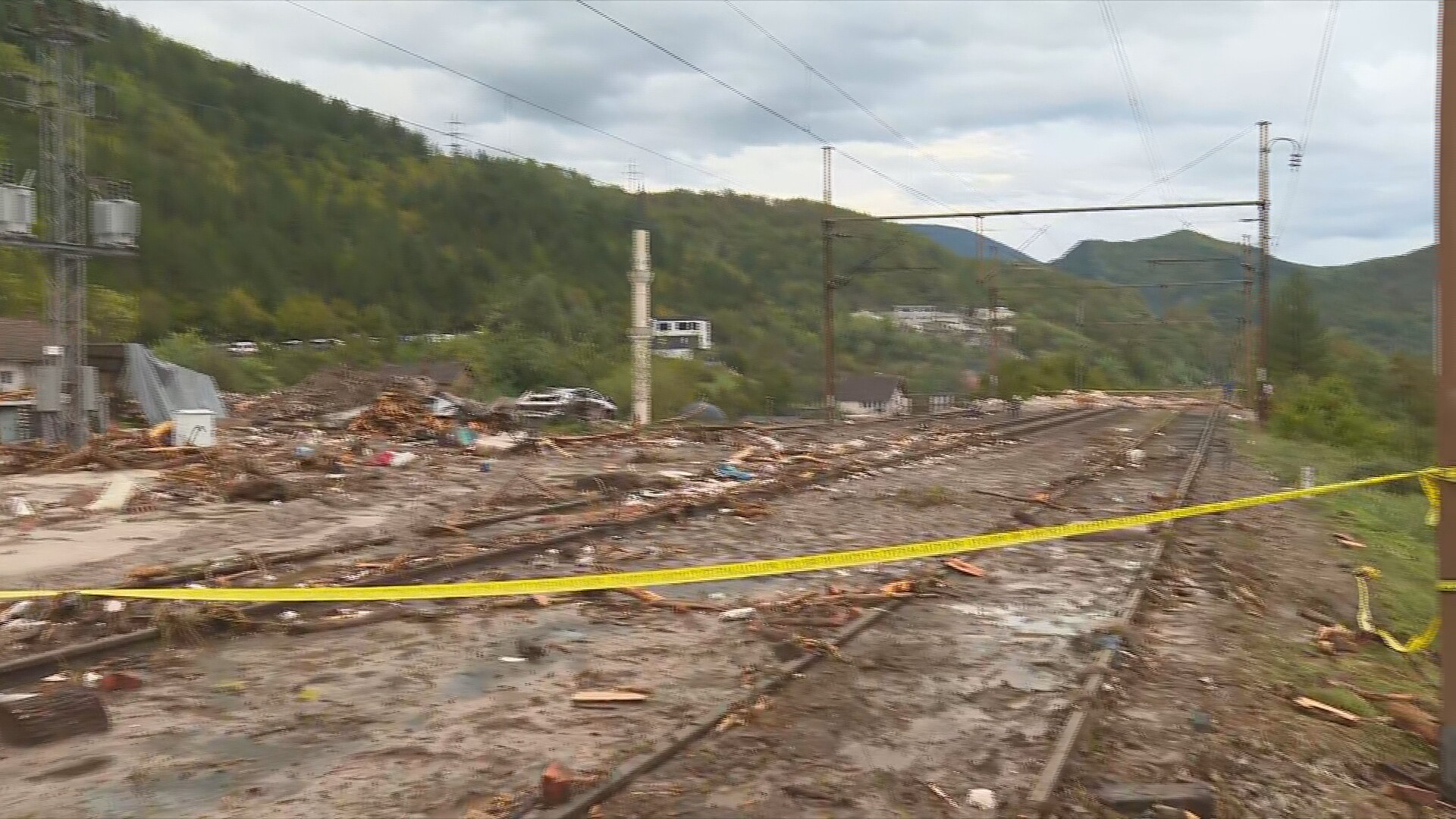 Po pruzi u Donjoj Jablanici rasute knjige, slike, osobni predmeti ...