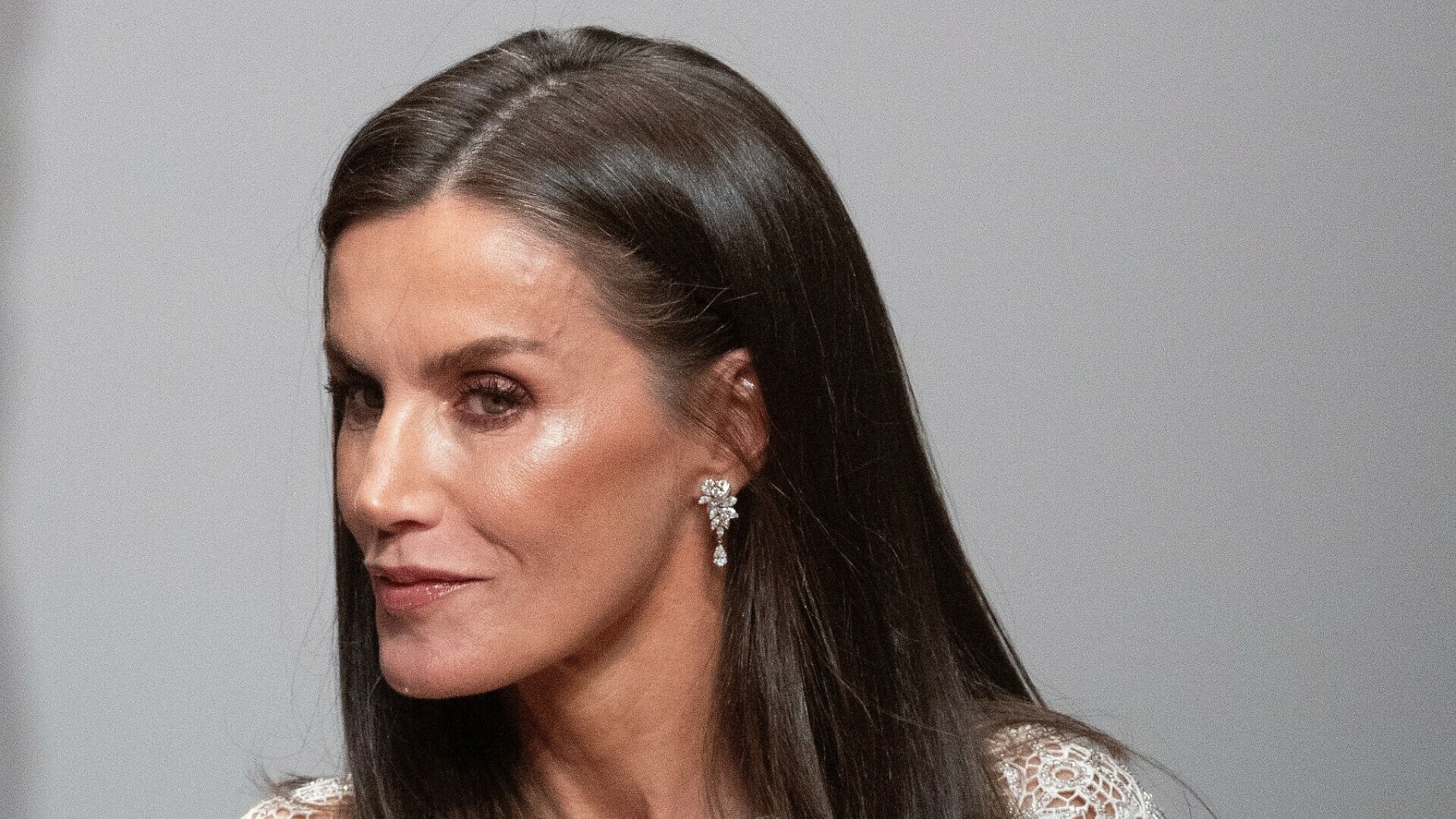 Kraljica Letizia u divnoj bijeloj haljini i cipelama koje bi prošle i ...