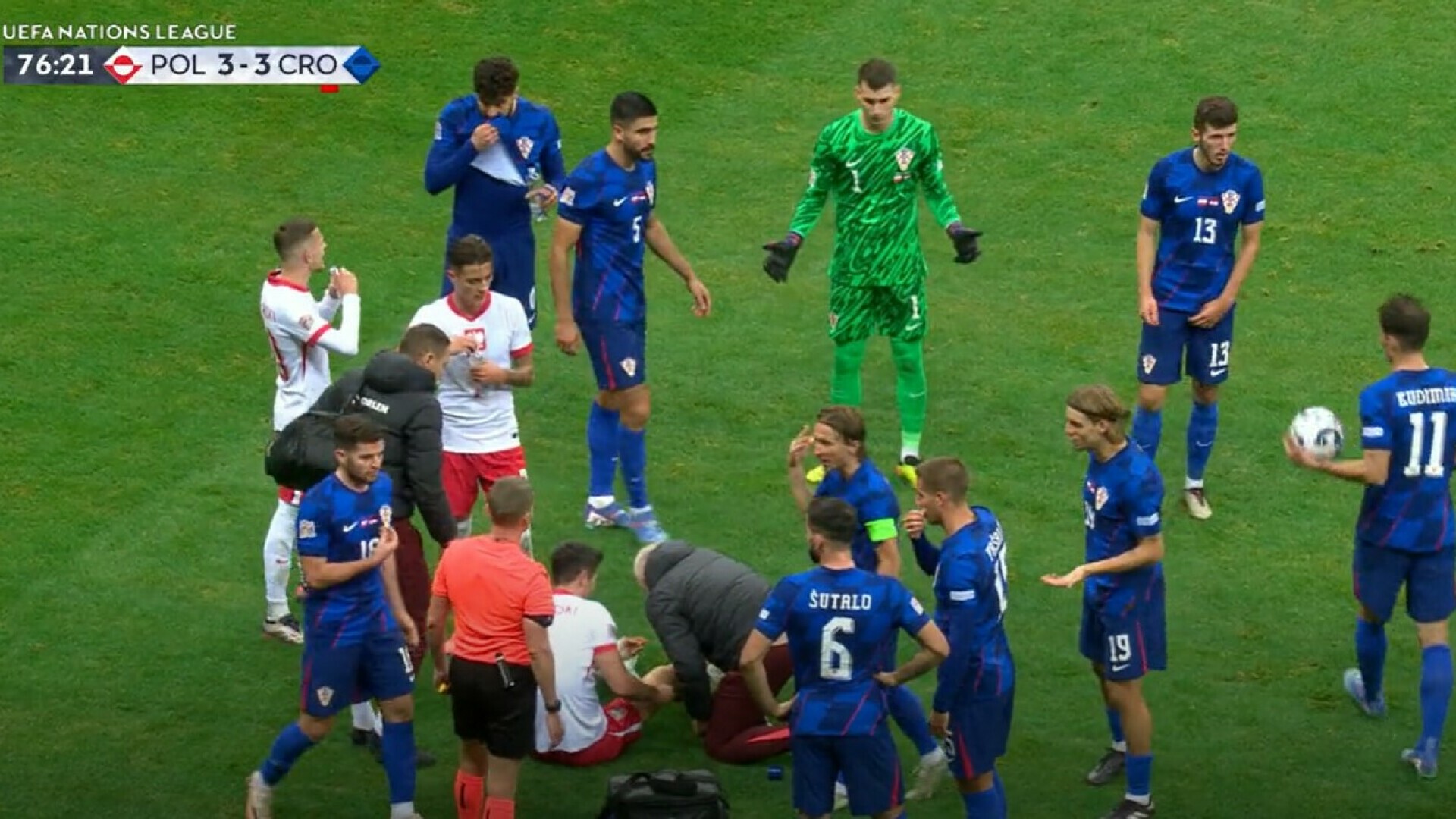 VIDEO Bizaran crveni za Livakovića nakon sudara s Lewandowskim: Pa kako ...