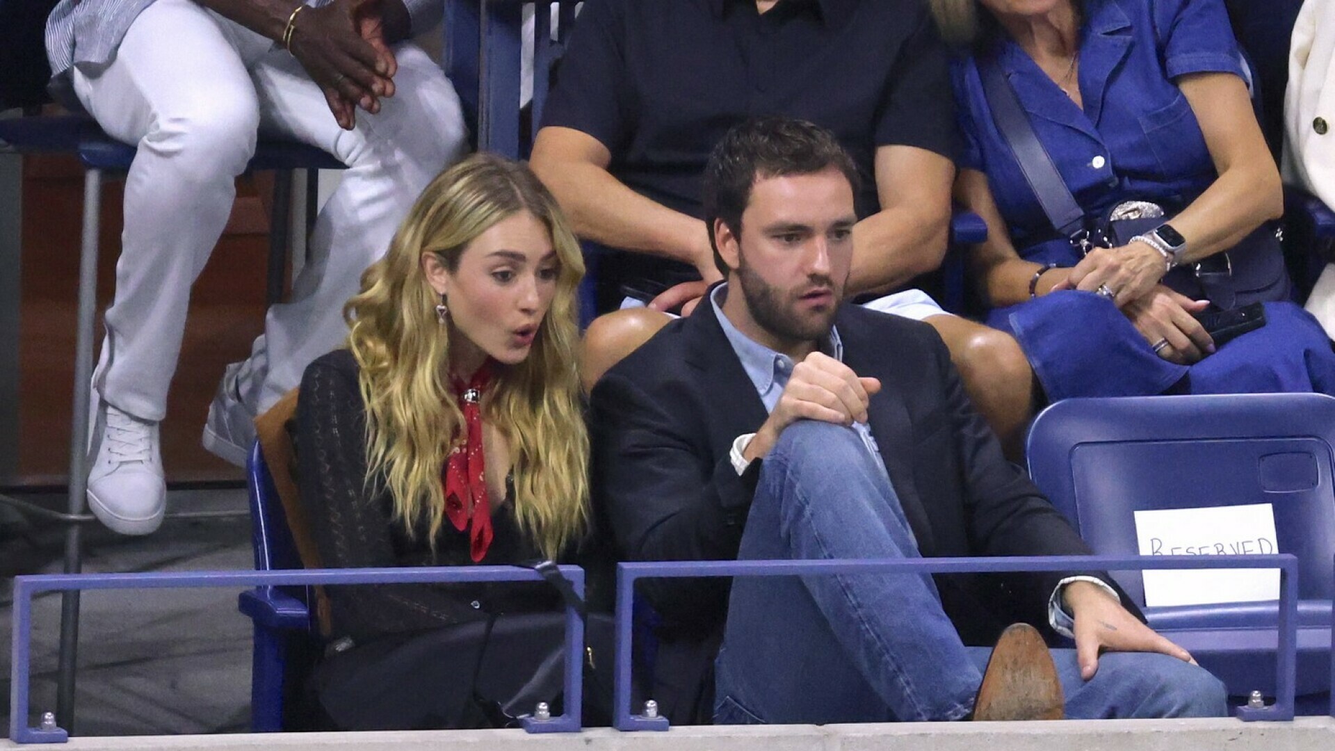 Zgodni glumac u hit-seriji glumi sa svojom djevojkom, a tek ćete se ...