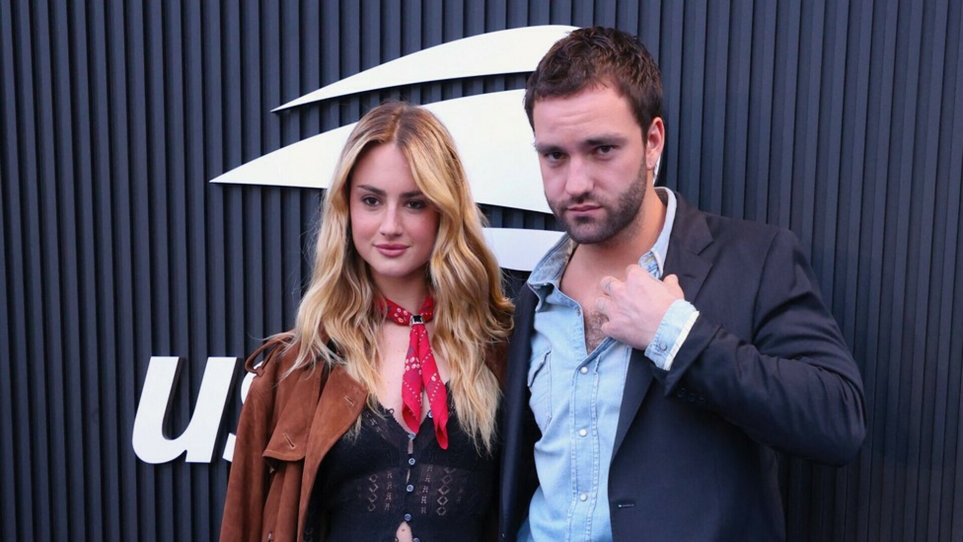 Zgodni glumac u hit-seriji glumi sa svojom djevojkom, a tek ćete se ...