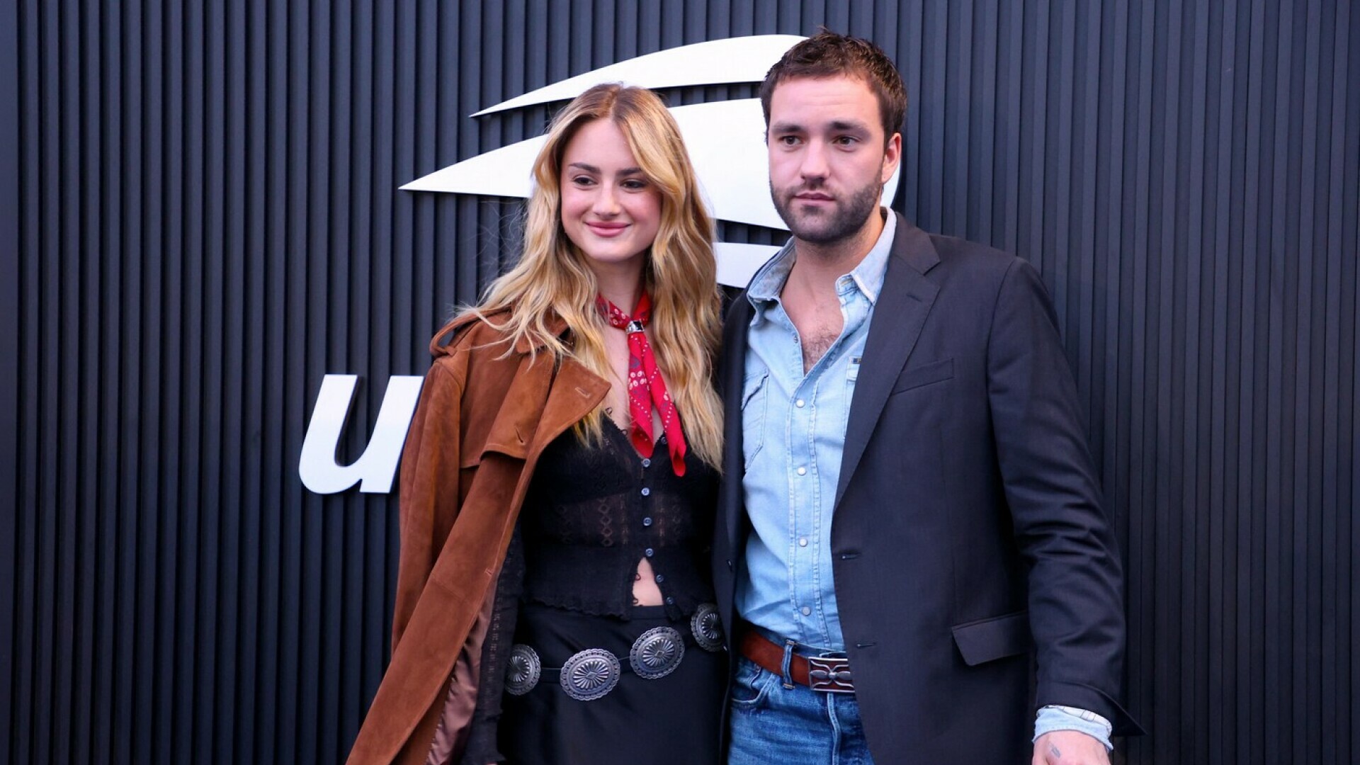 Zgodni glumac u hit-seriji glumi sa svojom djevojkom, a tek ćete se ...