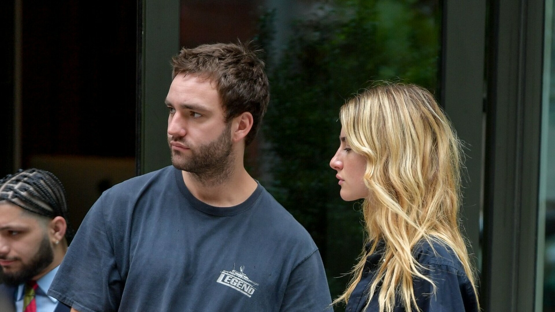 Zgodni glumac u hit-seriji glumi sa svojom djevojkom, a tek ćete se ...