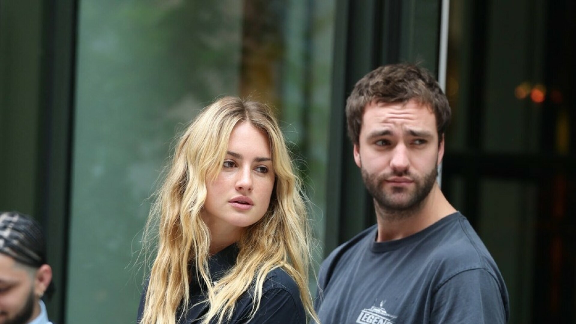 Zgodni glumac u hit-seriji glumi sa svojom djevojkom, a tek ćete se ...