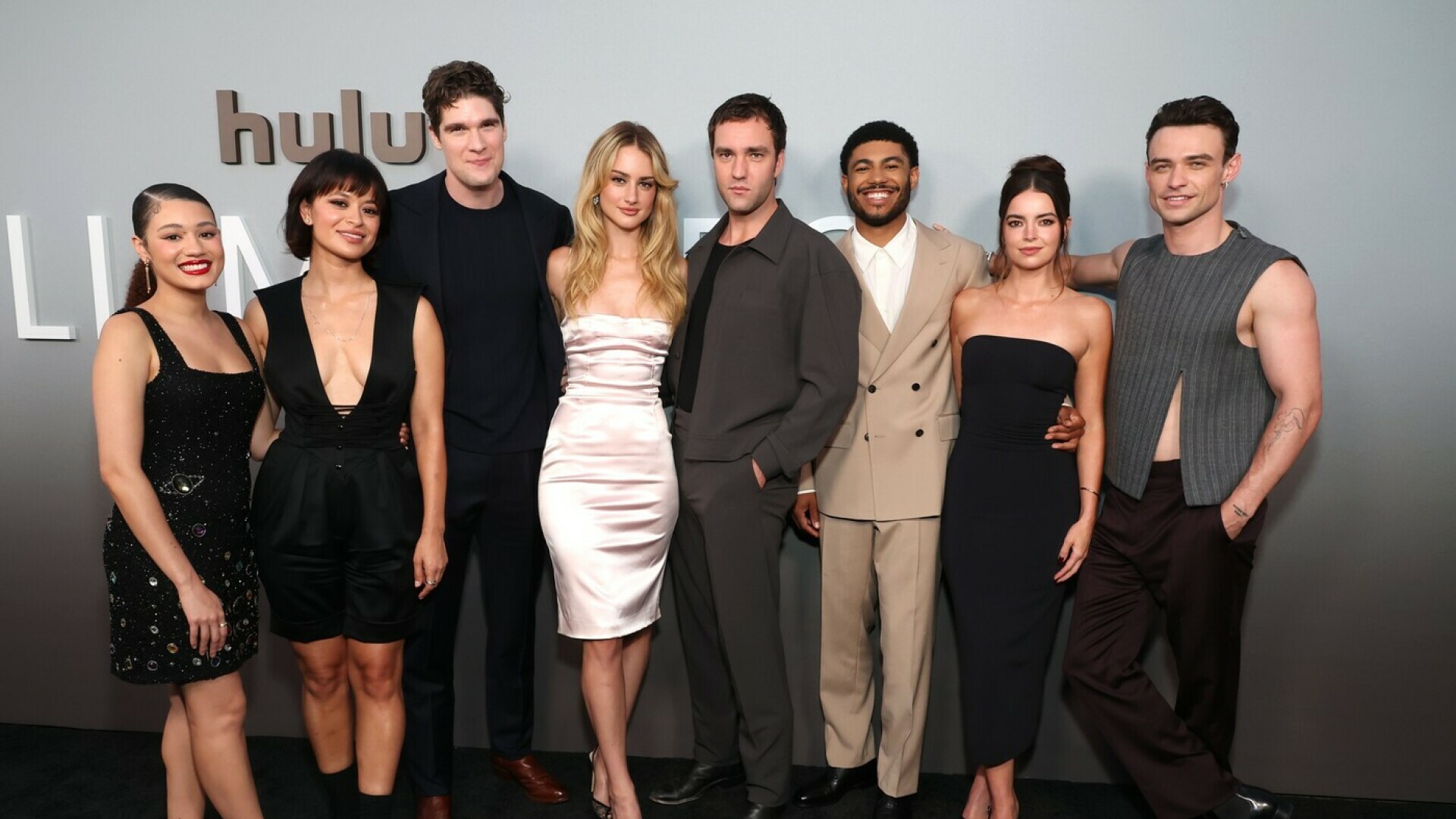 Zgodni glumac u hit-seriji glumi sa svojom djevojkom, a tek ćete se ...