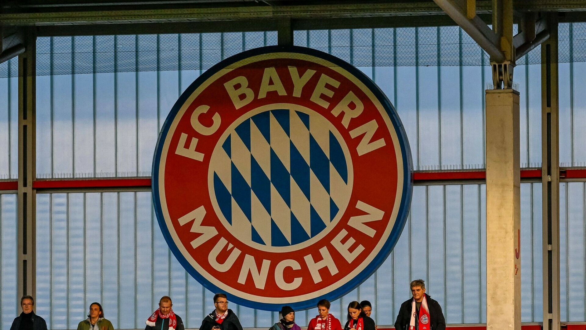 FOTO Bayern promijenio legendarni grb kluba: Navijači tvrde da dizajner ...