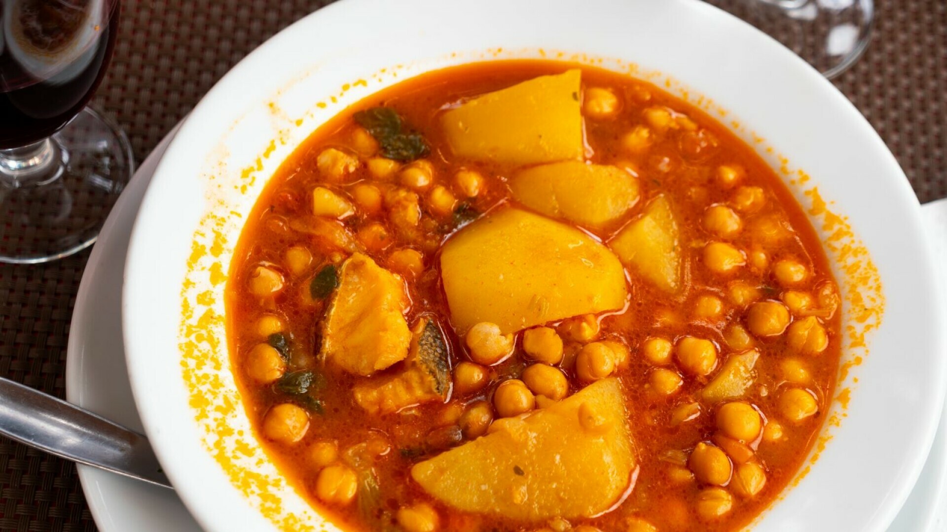Na žlicu: Recept za fino varivo od slanutka i krumpira koje će vas ...