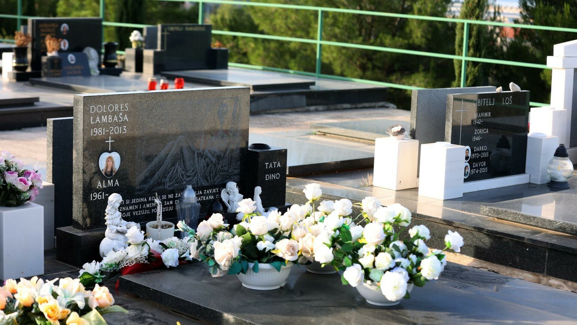 Otac Dolores Lambaše na grobu glumice 11 godina poslije njezine smrti ...