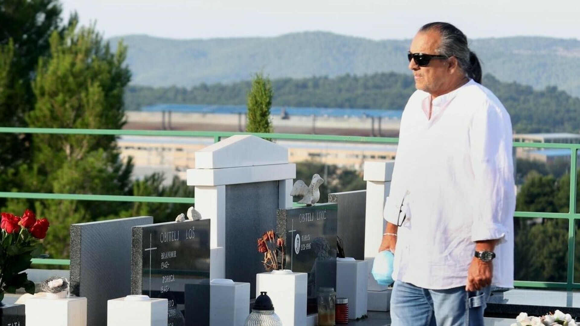 Otac Dolores Lambaše na grobu glumice 11 godina poslije njezine smrti ...