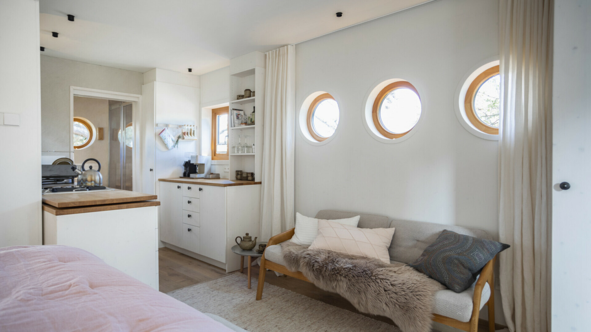 Jako mala kuća u koju bismo se ovog trena uselili, sami ili u paru