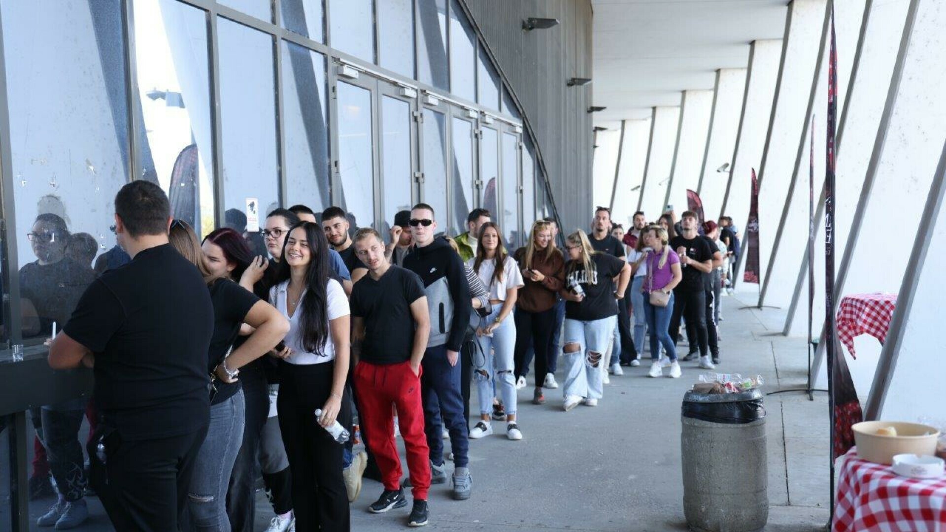 Zbog kafanske večeri stvorio se ogroman red ispred zagrebačke Arene ...