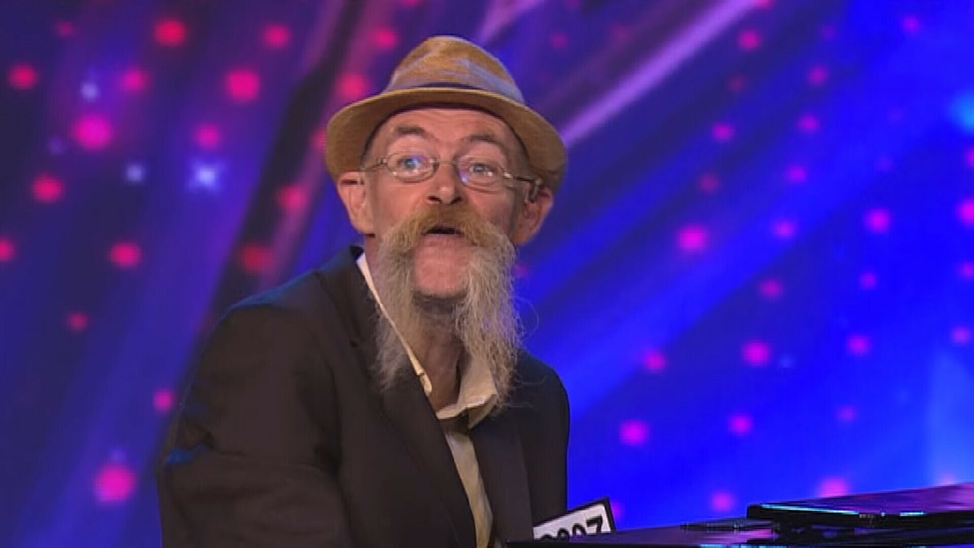 Poslušajte ovog uličnog svirača iz Rijeke koji ima glas kao legendarni ...