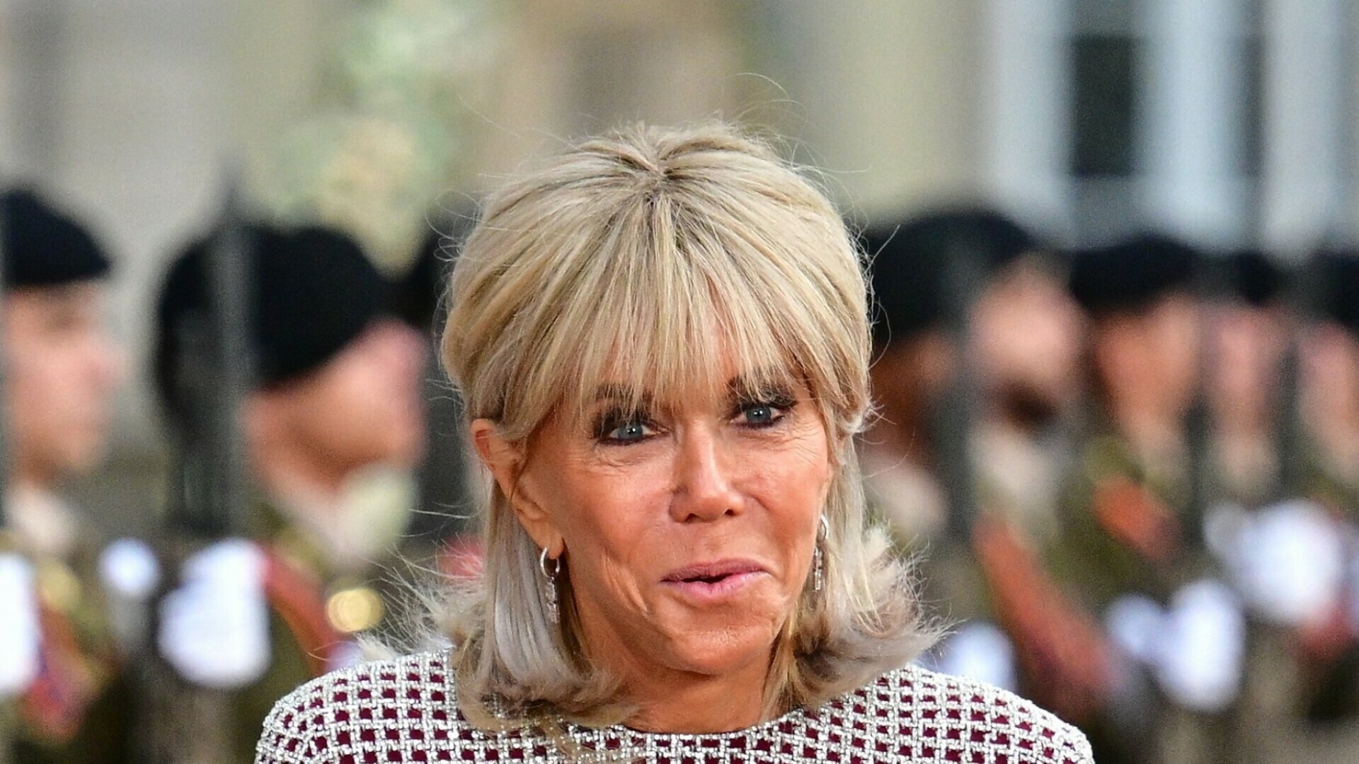 Brigitte Macron uvijek pogodi u sridu - haljina boje vina sa srebrnim ...
