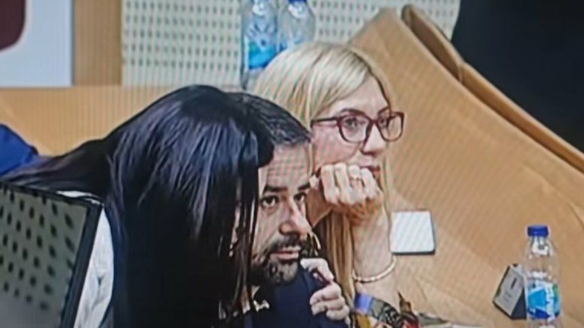 VIDEO Zastupnica poljubila ministra usred sjednice, optužili je da mu ...
