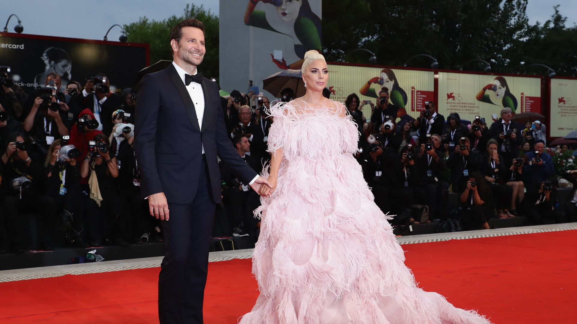 Iako on ljubi jednu od najljepših žena na svijetu, mnogi su komentirali ...