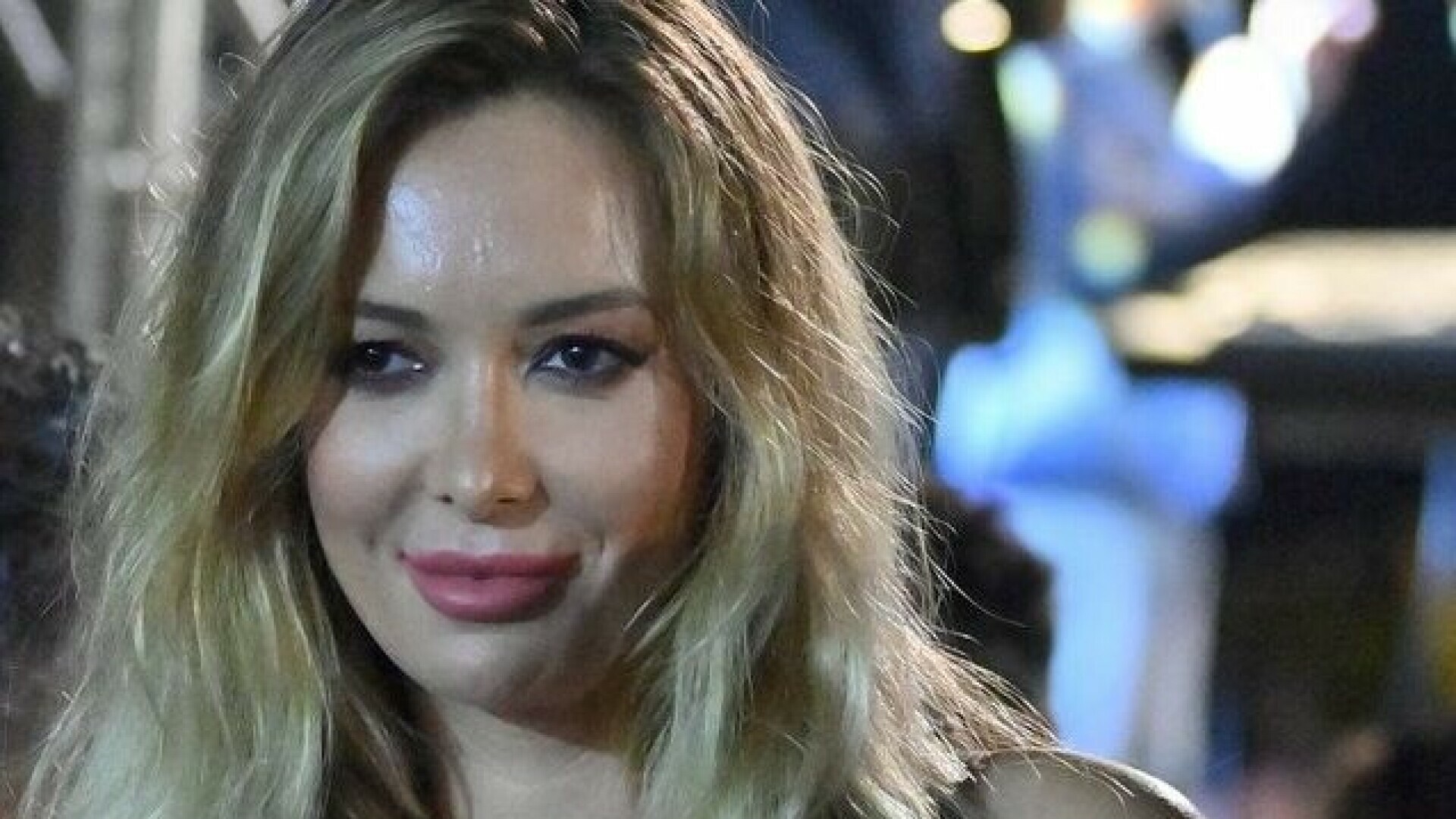 Lidija Bačić stas je naglasila uskom haljinom, a bujni dekolte posebno ...