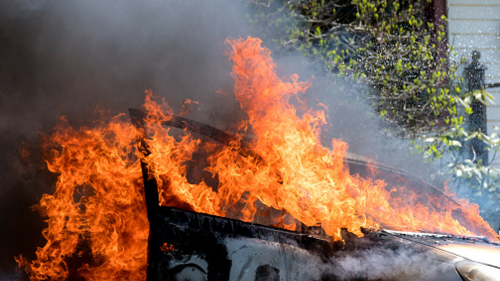 Gorjela tri automobila u dvorištu tvrtke, policija istražuje uzrok