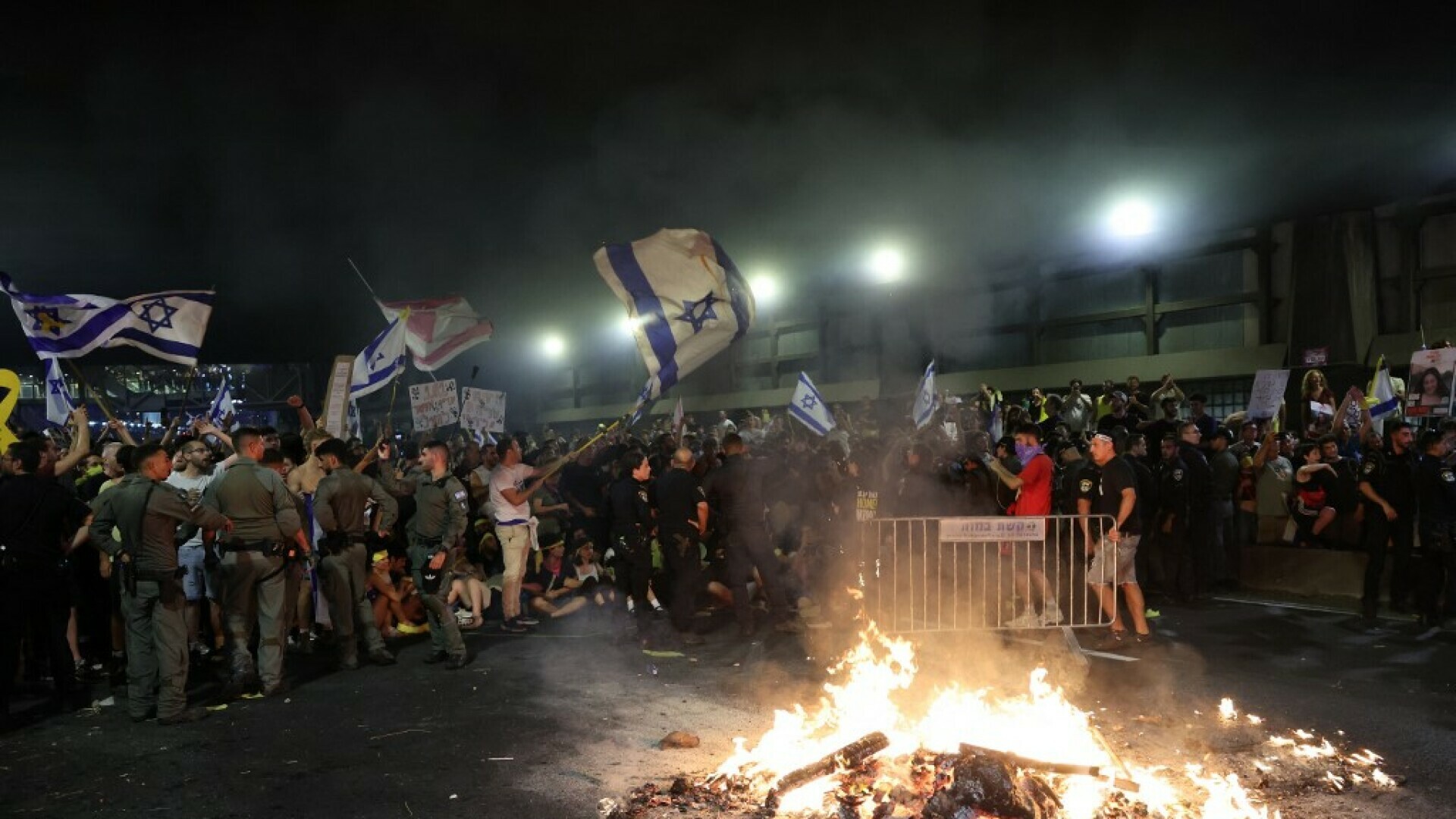FOTO Gore ulice, deseci tisuća ljudi prosvjeduju, bijesni pale vatre i ...
