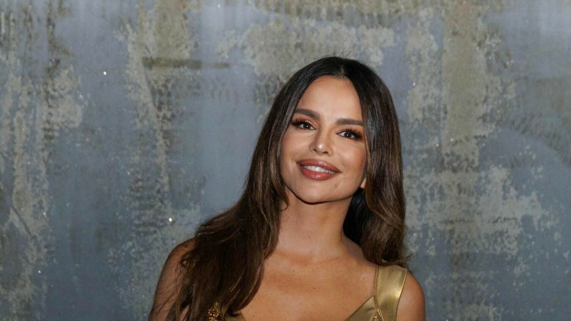 Severina u haljini s prorezom pokazala ravan trbuh, izgleda kao boginja ...