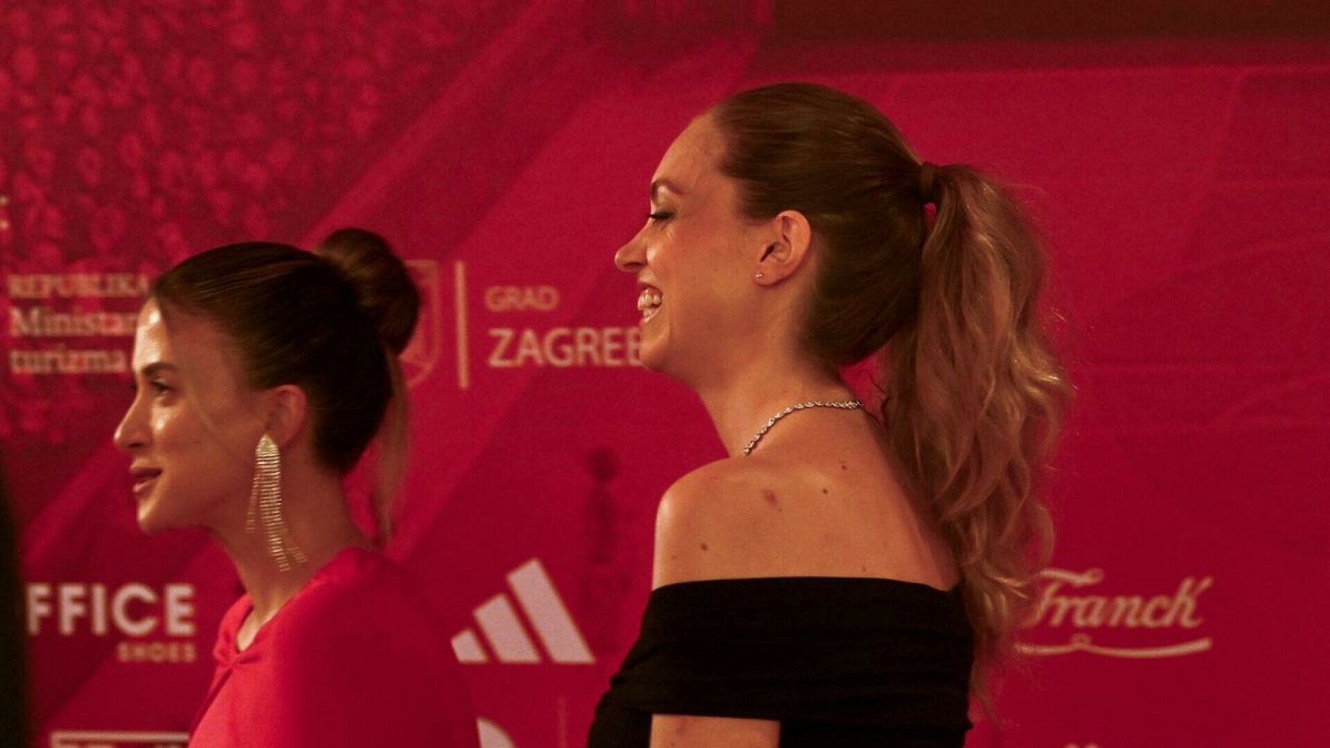 Hana Huljić u elegantnom izdanju istaknula poveći trudnički trbuh ...