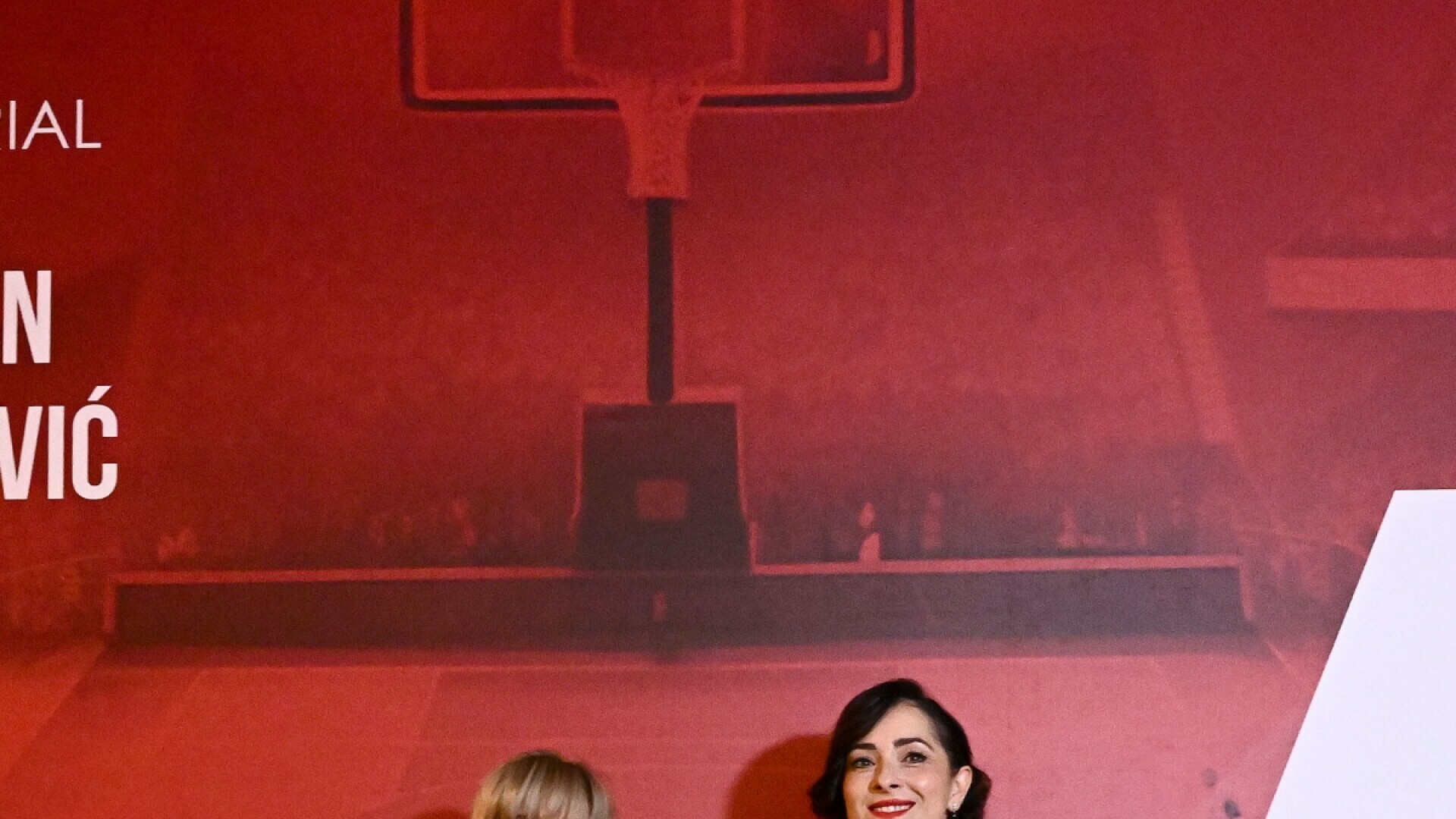 Ponosna majka u divnoj krinolini: Biserka Petrović pokazala kako ...