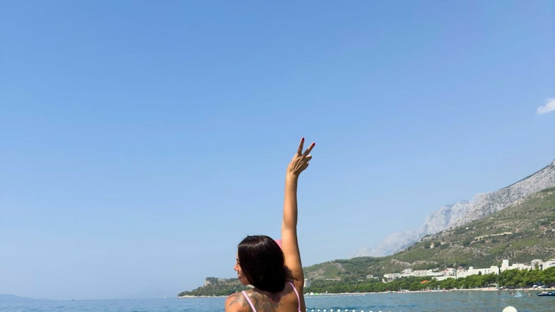 Teško je bilo Žanamari gledati u oči pored nikad većeg dekoltea, koji ...