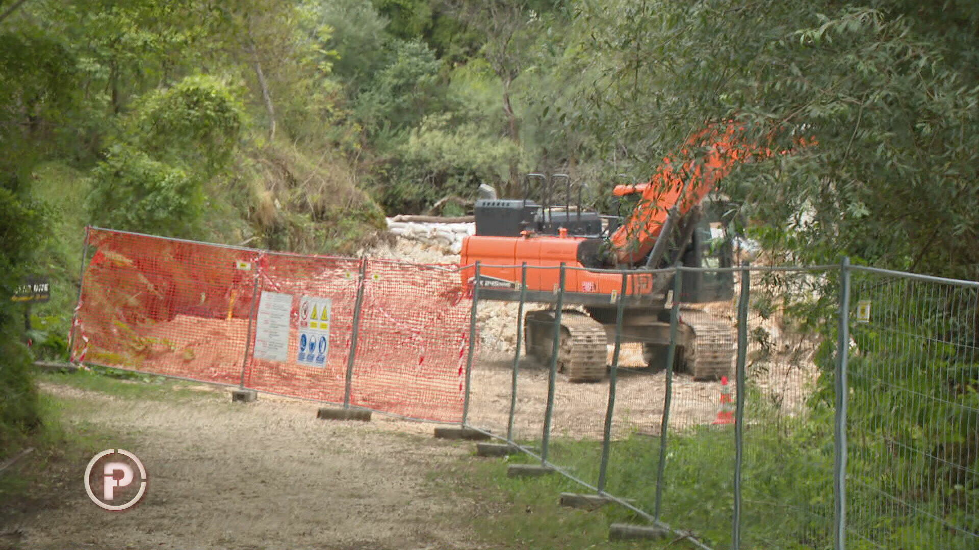 Prvo je devastirao Unu, a onda u prvom redu do mora izgradio vilu s bazenom: Evo kako je ...