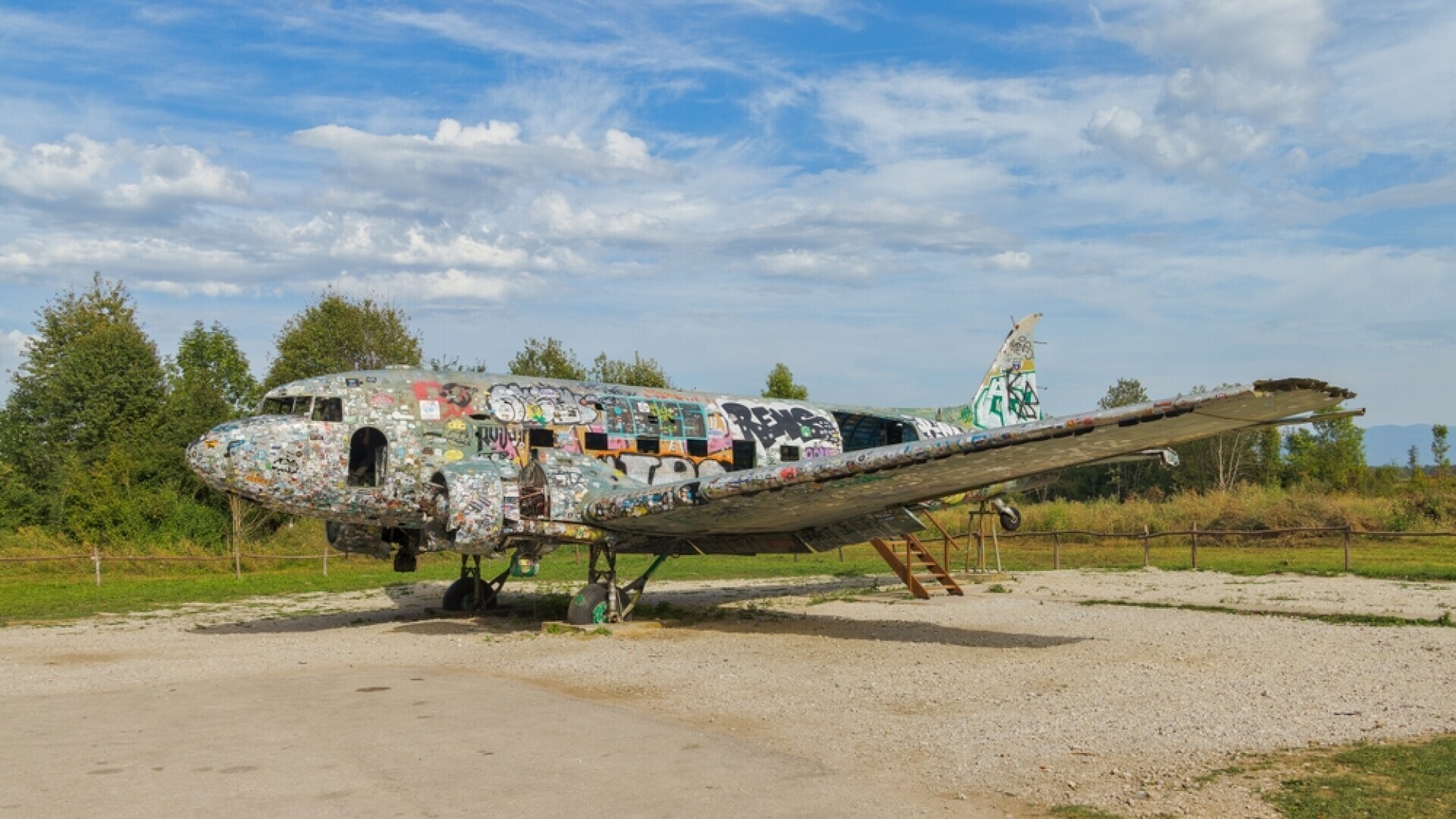 Najskuplji jugoslavenski projekt: Tajna vojna baza i podzemni aerodrom ...