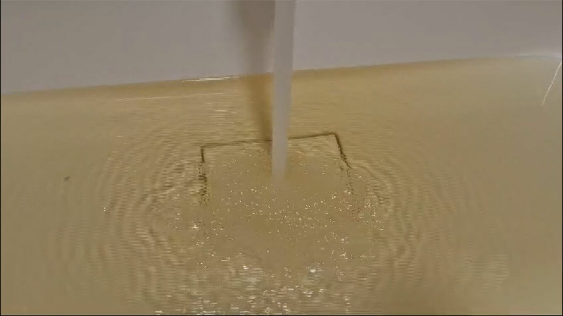 Iz slavina im izlazi žuta tekućina, a direktorica gradskog poduzeća ...