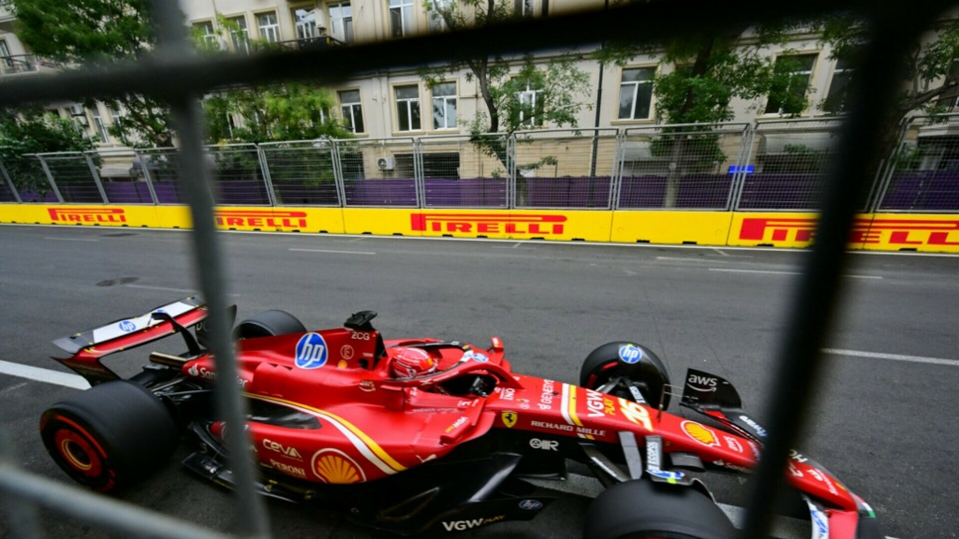 Leclerc najbrži na prvom treningu, ali onda žestoko kažnjen zbog baterije