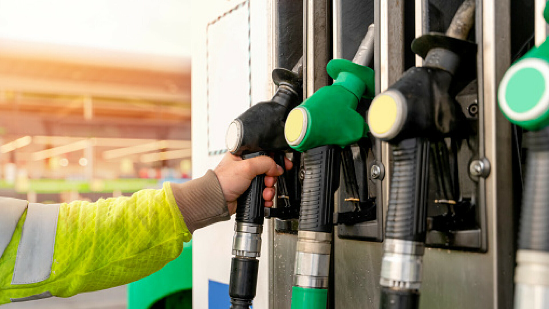 Odlična vijest za vozače: Od utorka pojeftinjuje gorivo, poznate su ...