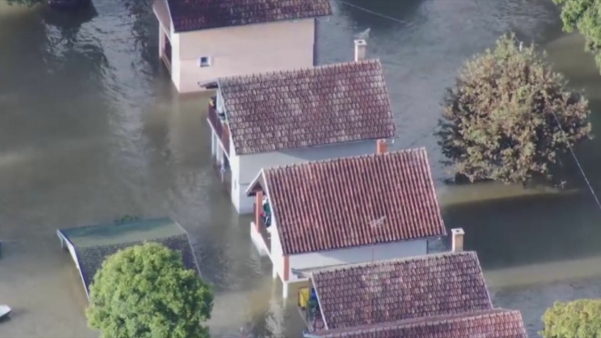 Vodeni val na istoku Hrvatske, neki u kuće mogu samo u čamcima: "Ranije ...