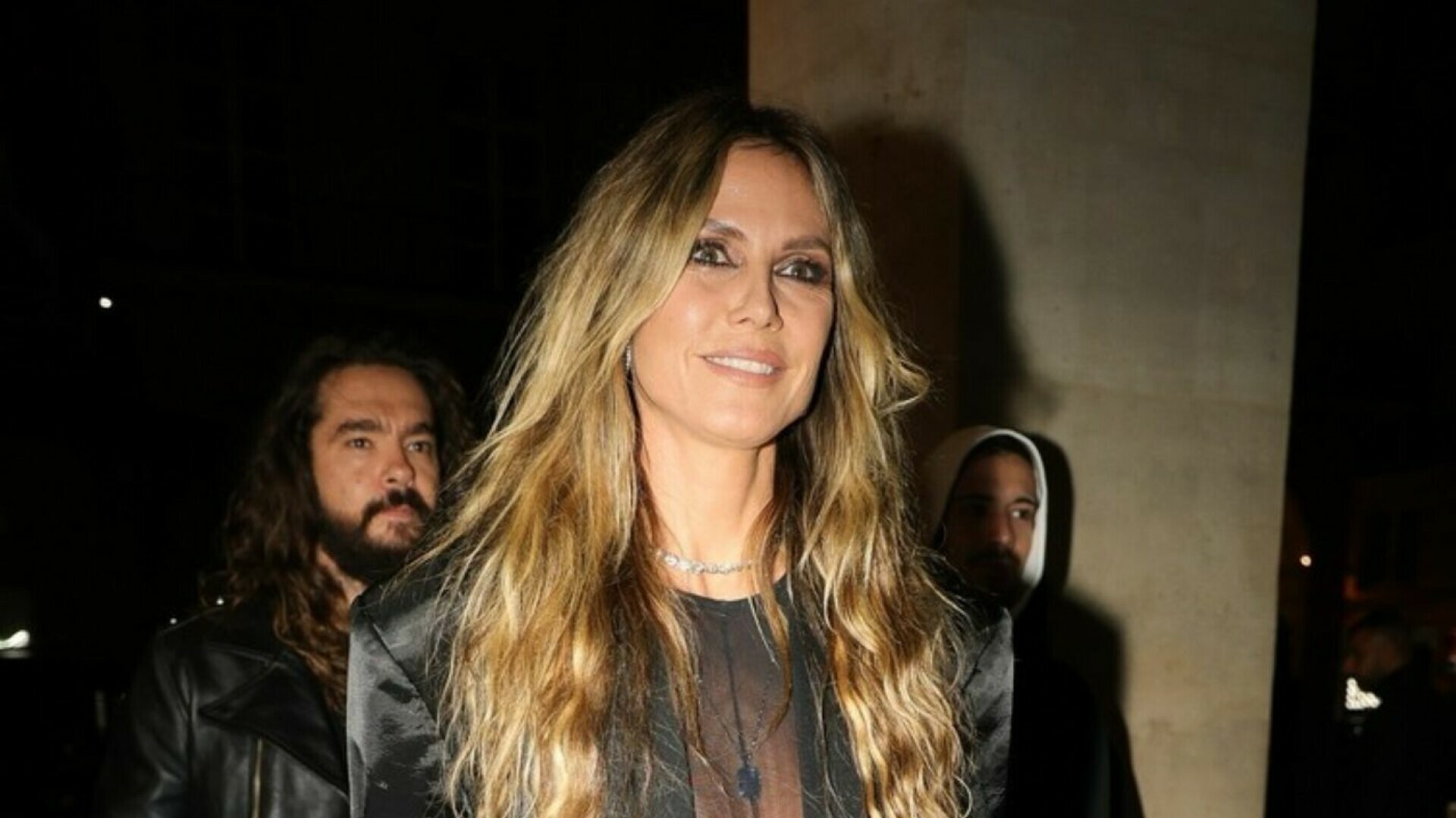 Samo ona može obući potpuno prozirnu haljinu i ne staviti grudnjak, pa ...