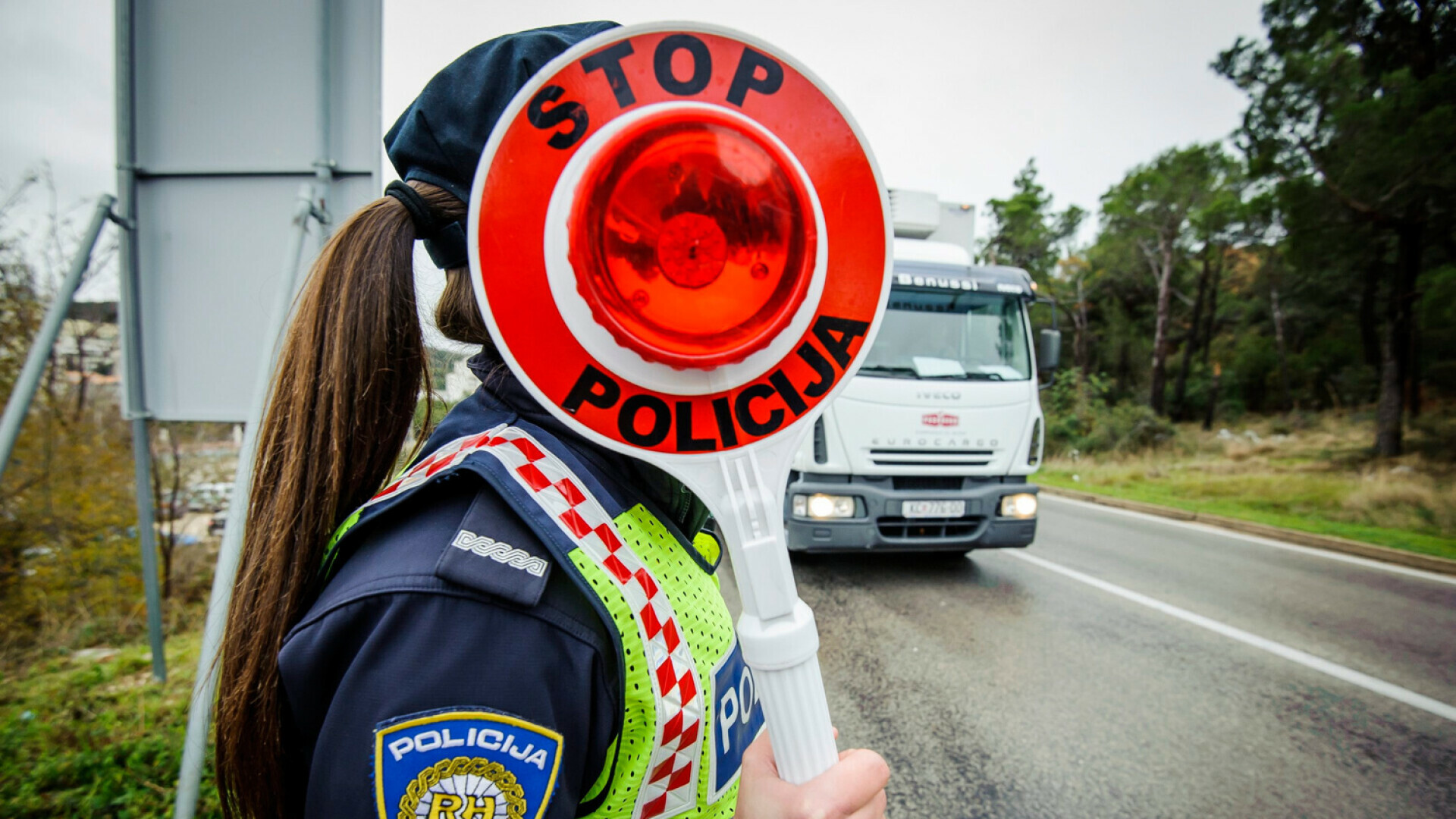 Policajka uhvatila vozača u prekršaju: Počeo je bježati, a kada ga je ...