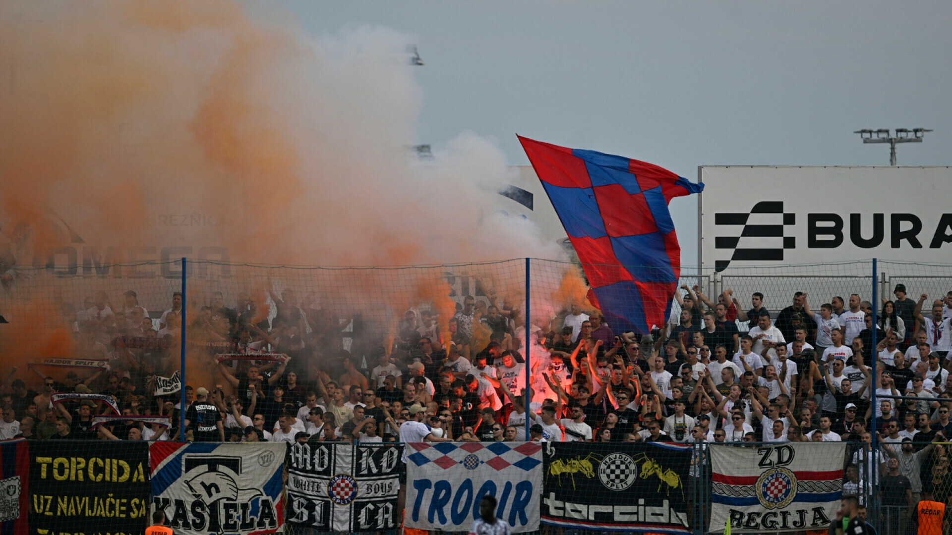 Pogledajte kako su navijači ispratili igrače Hajduka nakon prvog ...