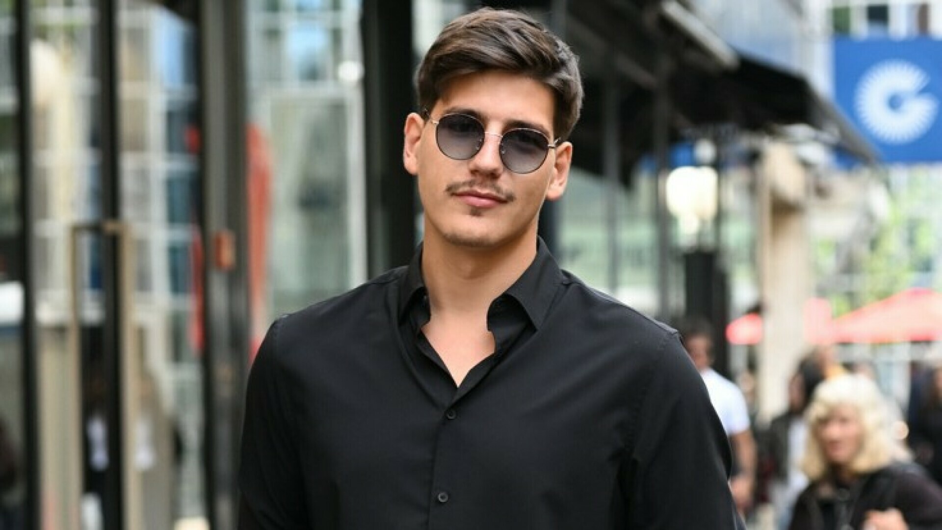 Znate li tko je ovaj frajer koji je na špici privlačio poglede?