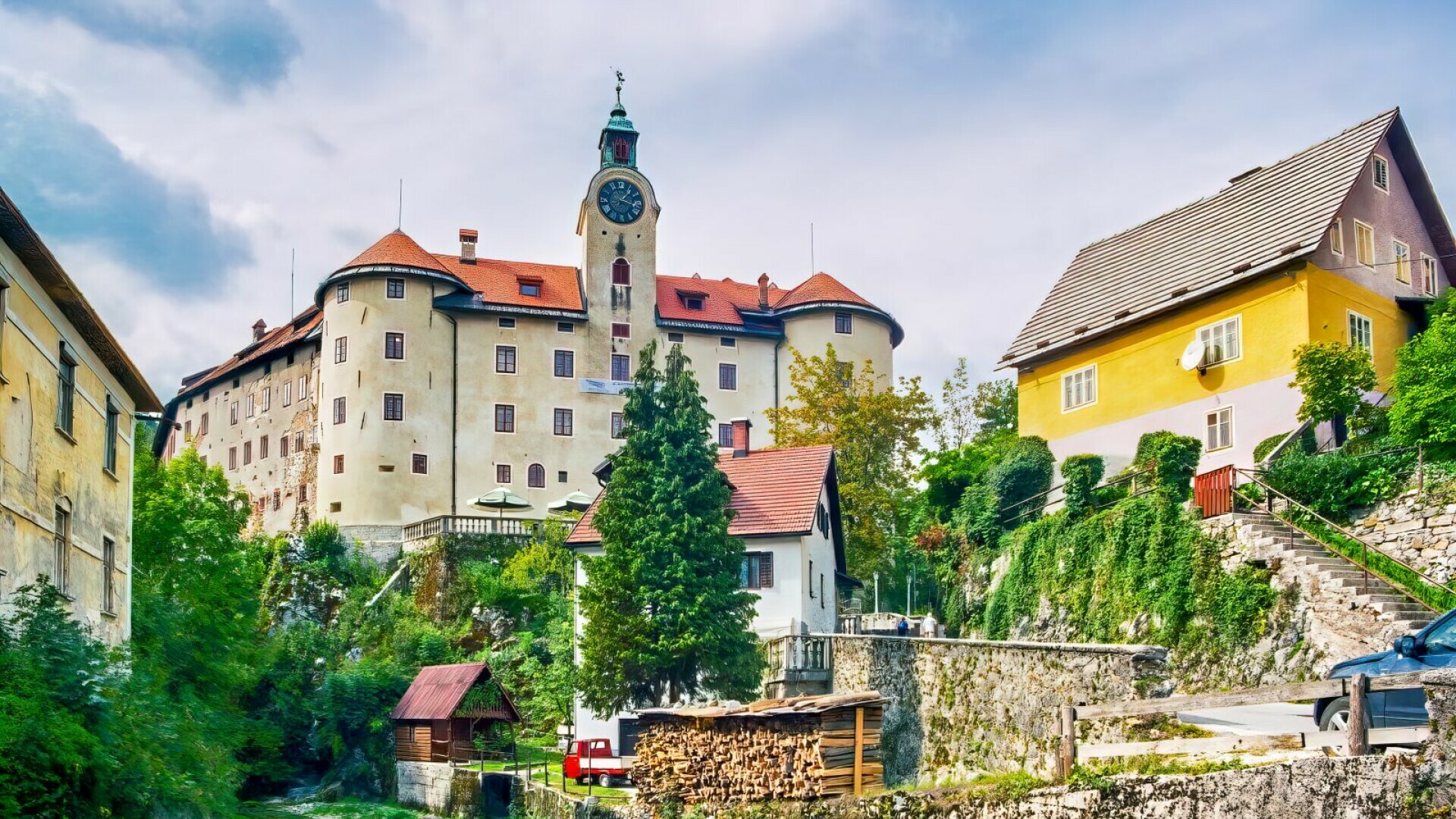 Pun iznenađenja: Grad pod kojim teče tekuće srebro, a kolači se poslužuju - s čipkom