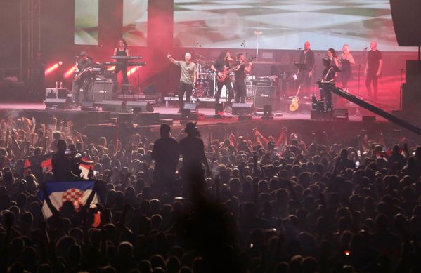 Thompson pred tisućama obožavatelja zapjevao u Dubrovniku, pogledajte ...