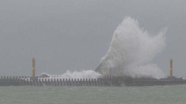 VIDEO Stiže supertajfun: Otkazani letovi, zatvaraju se škole, uredi...