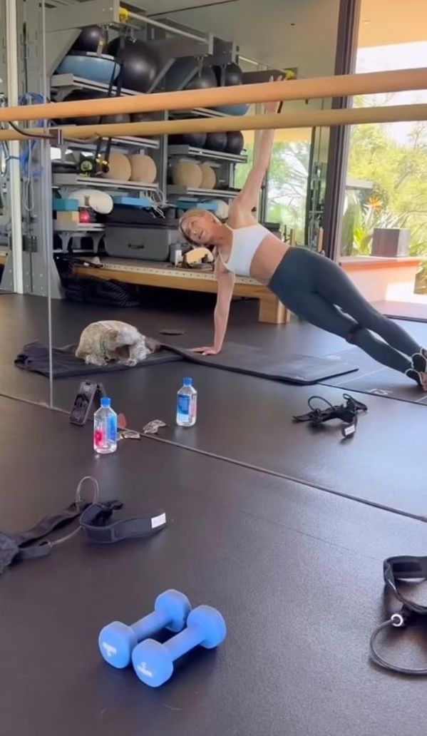 Brutalno tijelo u 56. godini! Aniston se skinula u mini bikini i pokazala da dobro prkosi vremenu