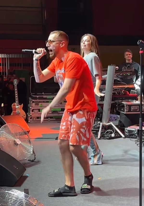 Mladi treper izašao na pozornicu u papučama pa sa Severinom napravio ...